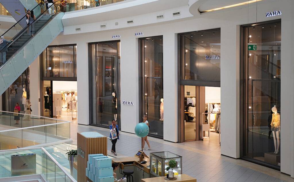 Zara: Trendlere Modellerle Şıklığı Buluşturan Marka | Akasya AVM