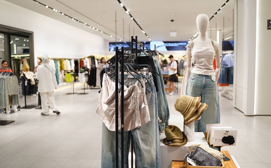 Zara: Trendlere Modellerle Şıklığı Buluşturan Marka | Akasya AVM