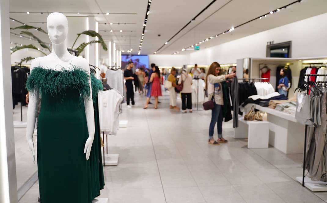 Zara: Trendlere Modellerle Şıklığı Buluşturan Marka | Akasya AVM